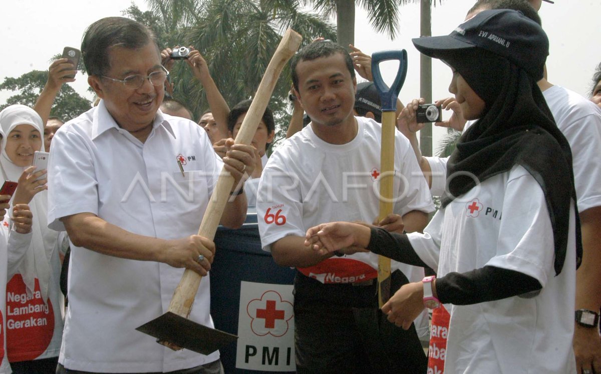 SERAHKAN ALAT KEBERSIHAN. | ANTARA Foto SERAHKAN ALAT KEBERSIHAN. | ANTARA Foto