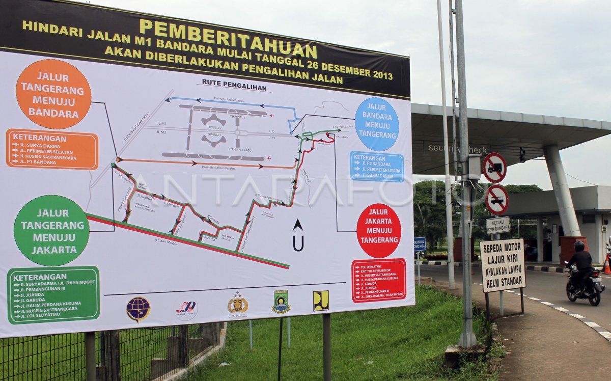 PENUTUPAN PINTU MASUK BANDARA | ANTARA Foto