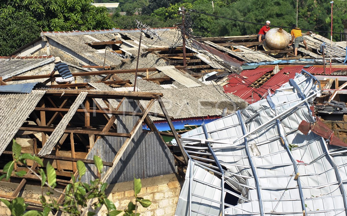 DAMPAK ANGIN PUTING BELIUNG DI BOGOR | ANTARA Foto DAMPAK ANGIN PUTING BELIUNG DI BOGOR | ANTARA Foto