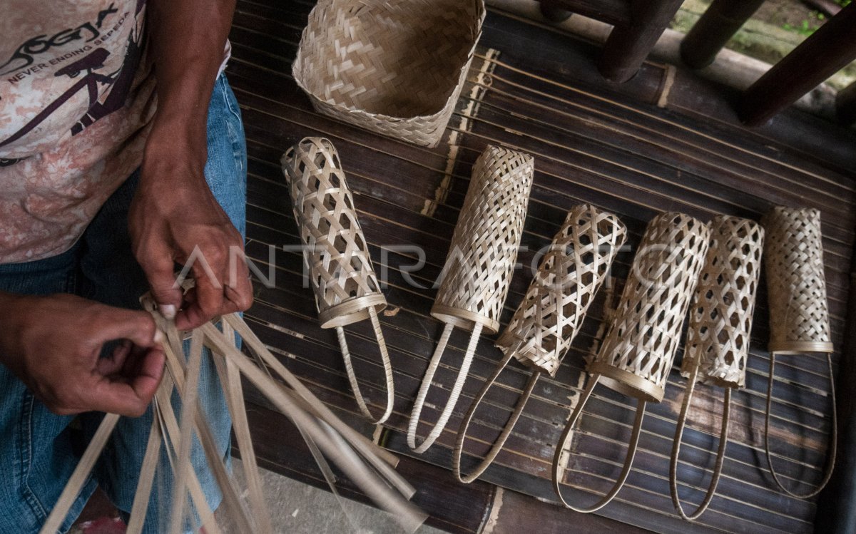 KERAJINAN TAS BOTOL DARI LIMBAH BAMBU | ANTARA Foto