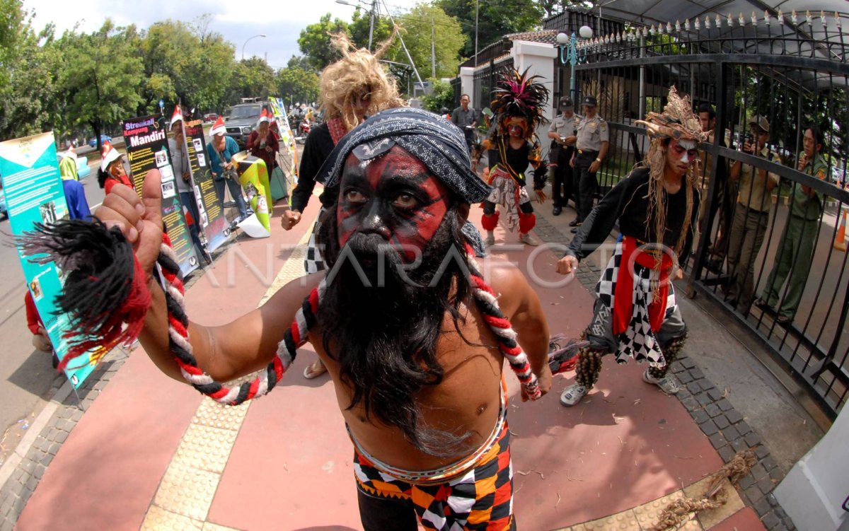 TOLAK PENGGUSURAN | ANTARA Foto TOLAK PENGGUSURAN | ANTARA Foto