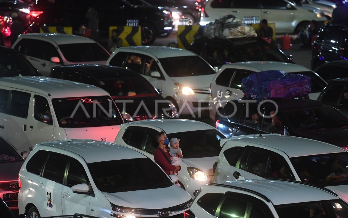 ARUS MUDIK PELABUHAN MERAK | ANTARA Foto