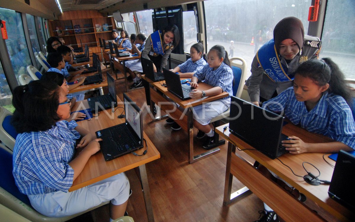 EDUKASI TERTIB LALU LINTAS | ANTARA Foto EDUKASI TERTIB LALU LINTAS | ANTARA Foto