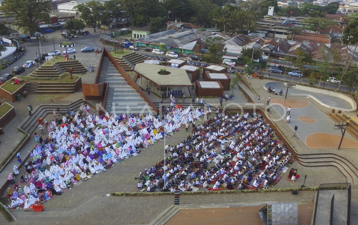 SALAT IDUL ADHA DI BANDUNG | ANTARA Foto SALAT IDUL ADHA DI BANDUNG | ANTARA Foto