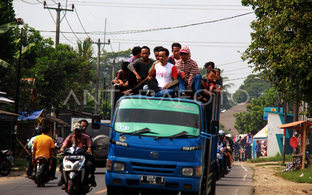 BERWISATA NAIK TRUK | ANTARA Foto BERWISATA NAIK TRUK | ANTARA Foto