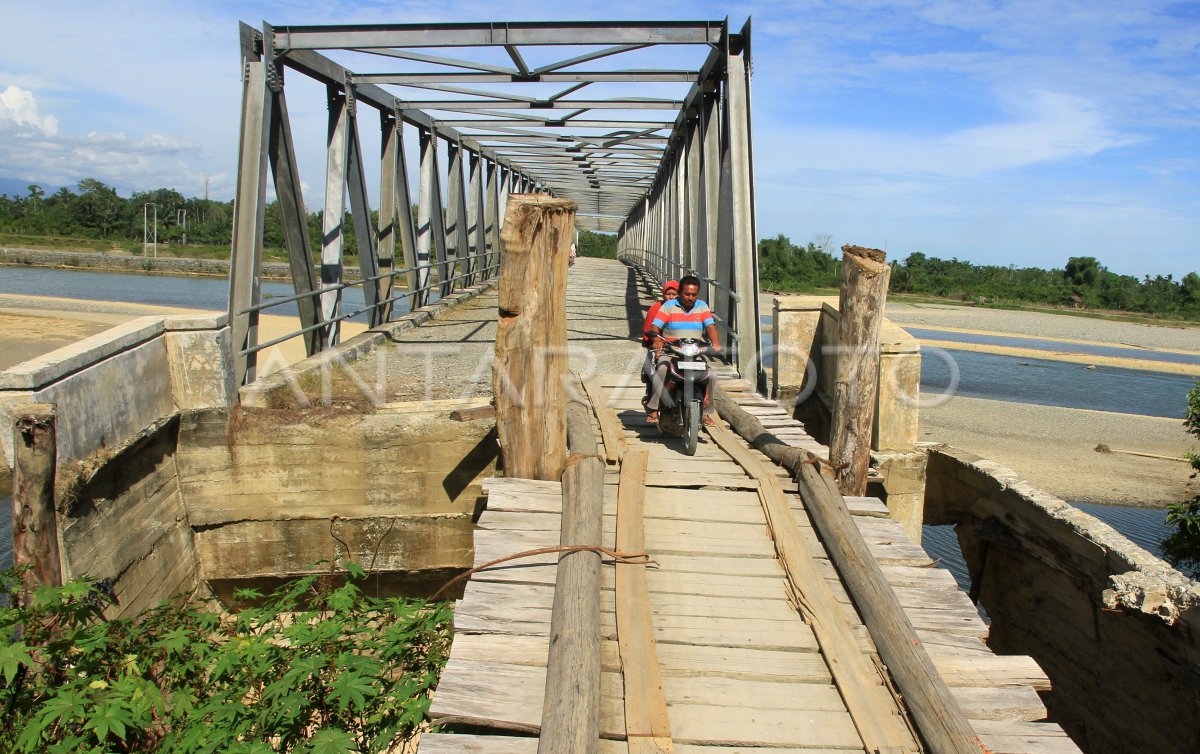 JEMBATAN RANGKA BAJA RUSAK AKIBAT BANJIR | ANTARA Foto