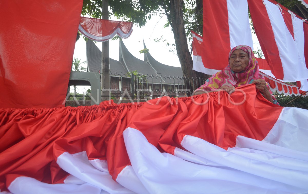PENJUALAN HIASAN BENDERA JELANG HUT KEMERDEKAAN LESU | ANTARA Foto