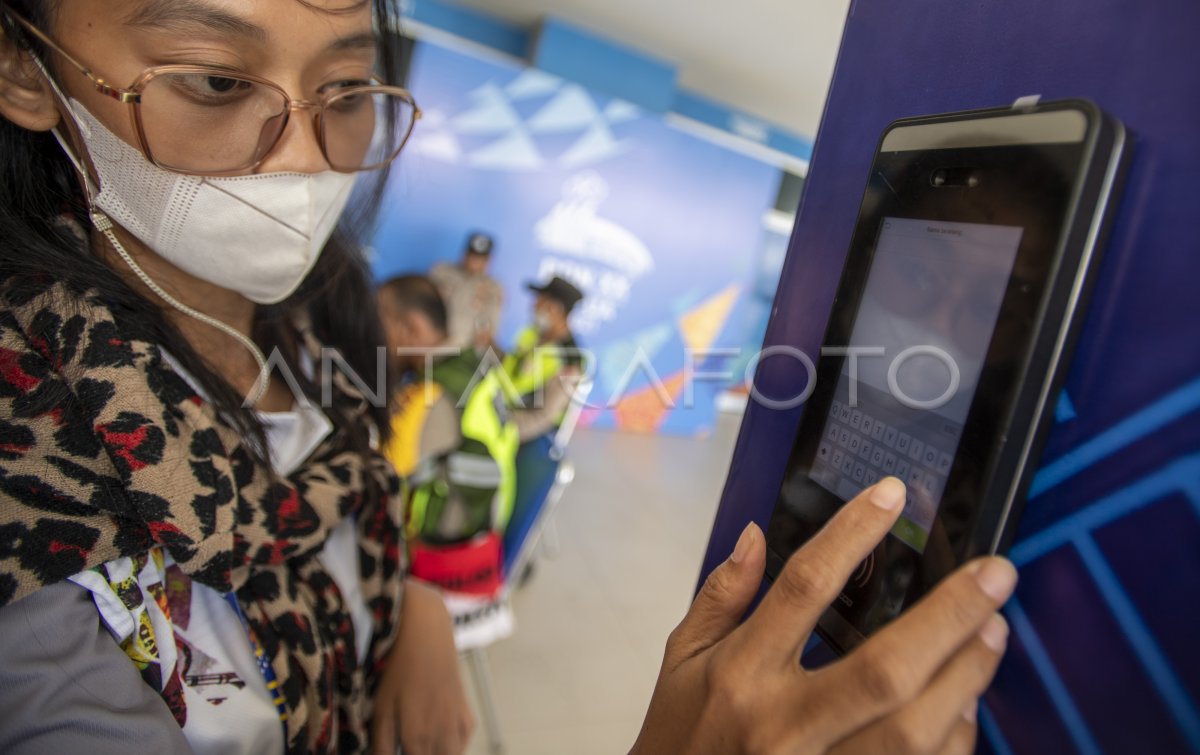 VERIFIKASI DATA PENGUNJUNG DI STADION AQUATIK | ANTARA Foto VERIFIKASI DATA PENGUNJUNG DI STADION AQUATIK | ANTARA Foto