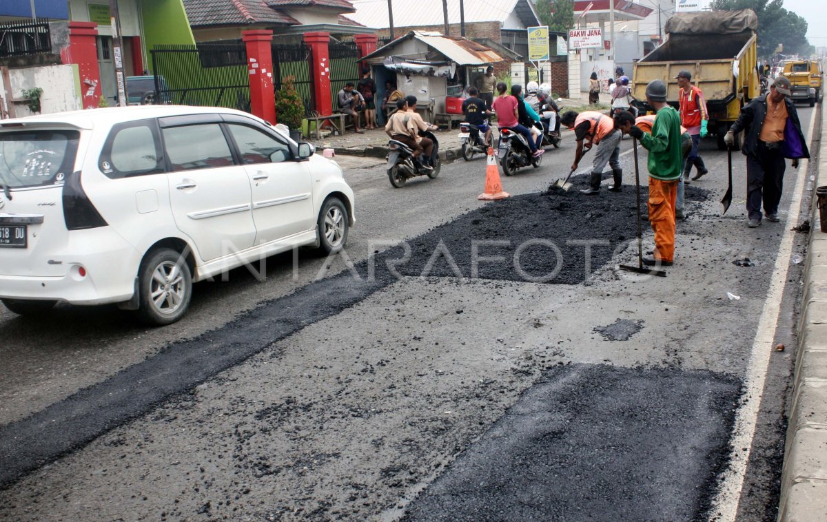 PERBAIKI JALAN RUSAK | ANTARA Foto