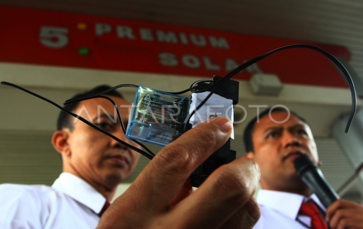 PENGUNGKAPAN SPBU CURANG | ANTARA Foto PENGUNGKAPAN SPBU CURANG | ANTARA Foto