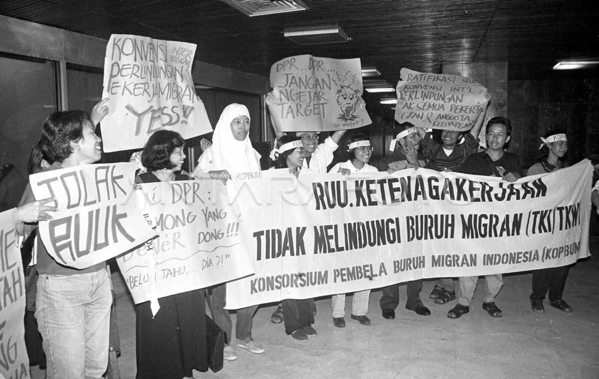 UNJUKRASA BURUH MIGRAN DI GEDUNG DPR | ANTARA Foto UNJUKRASA BURUH MIGRAN DI GEDUNG DPR | ANTARA Foto