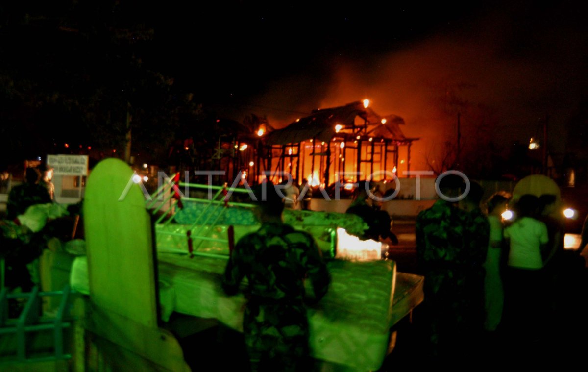 ASRAMA TNI TERBAKAR | ANTARA Foto ASRAMA TNI TERBAKAR | ANTARA Foto