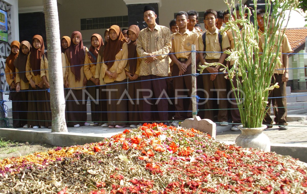 ZIARAH MAKAM GUS DUR | ANTARA Foto ZIARAH MAKAM GUS DUR | ANTARA Foto