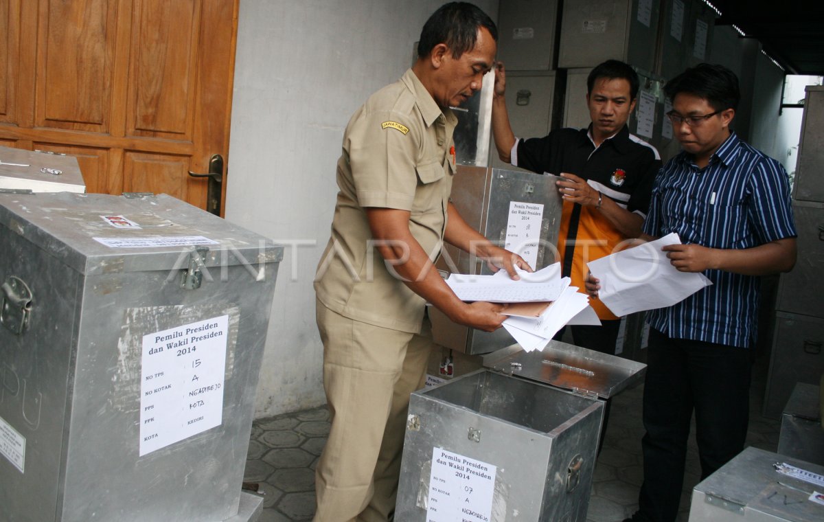 BUKA SEMUA KOTAK SUARA HASIL PILPRES KEDIRI | ANTARA Foto BUKA SEMUA KOTAK SUARA HASIL PILPRES KEDIRI | ANTARA Foto