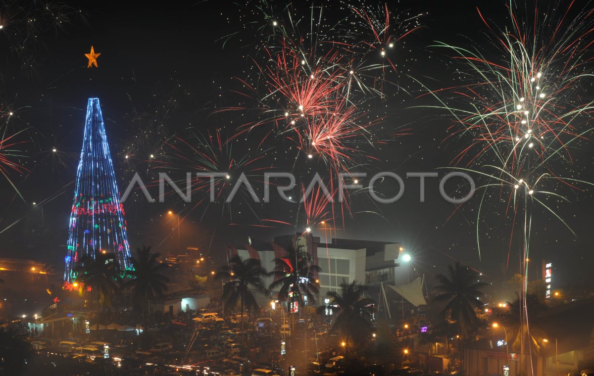 SAMBUT TAHUN BARU 2015 MANADO | ANTARA Foto