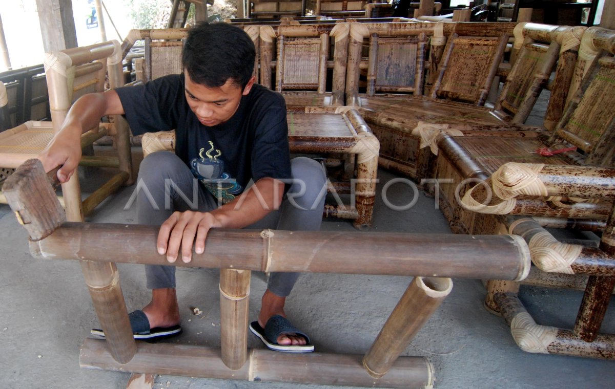 KERAJINAN FURNITUR BAMBU | ANTARA Foto