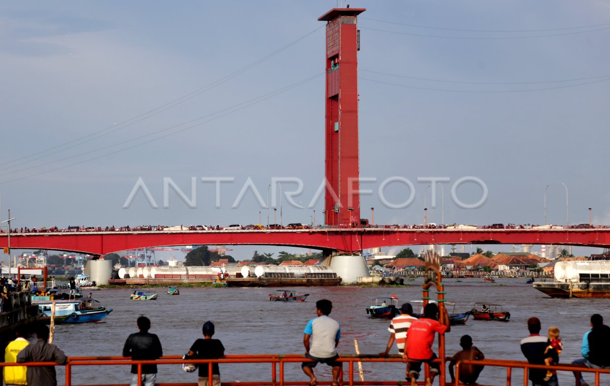 KAPAL TONGKANG TABRAK JEMBATAN AMPERA | ANTARA Foto KAPAL TONGKANG TABRAK JEMBATAN AMPERA | ANTARA Foto
