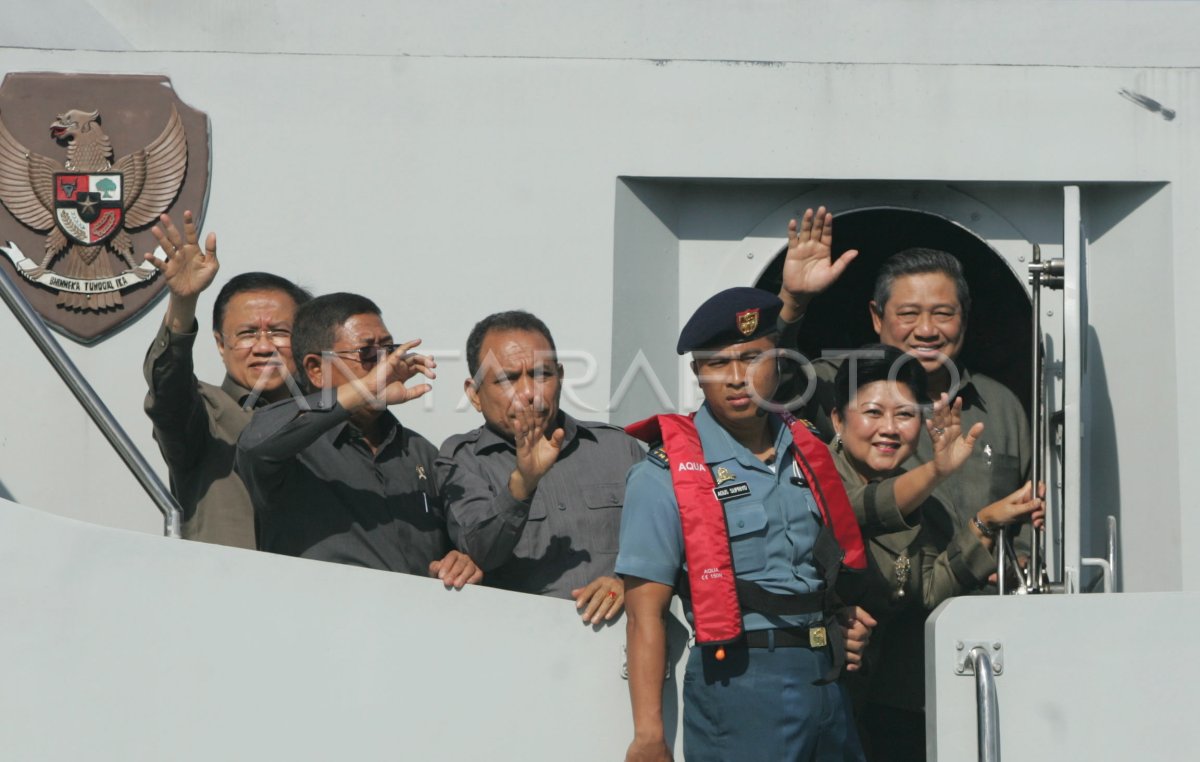 LAMBAIKAN TANGAN | ANTARA Foto LAMBAIKAN TANGAN | ANTARA Foto