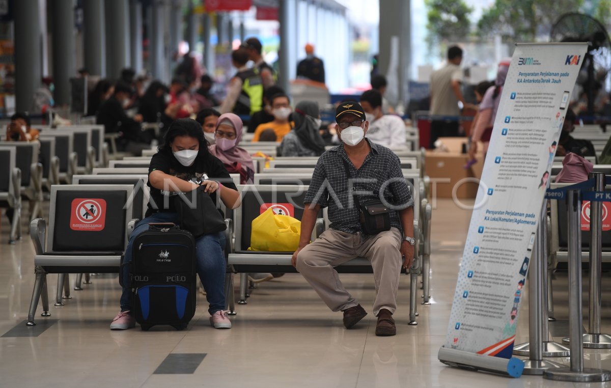 PENINGKATAN PENUMPANG KERETA API | ANTARA Foto PENINGKATAN PENUMPANG KERETA API | ANTARA Foto