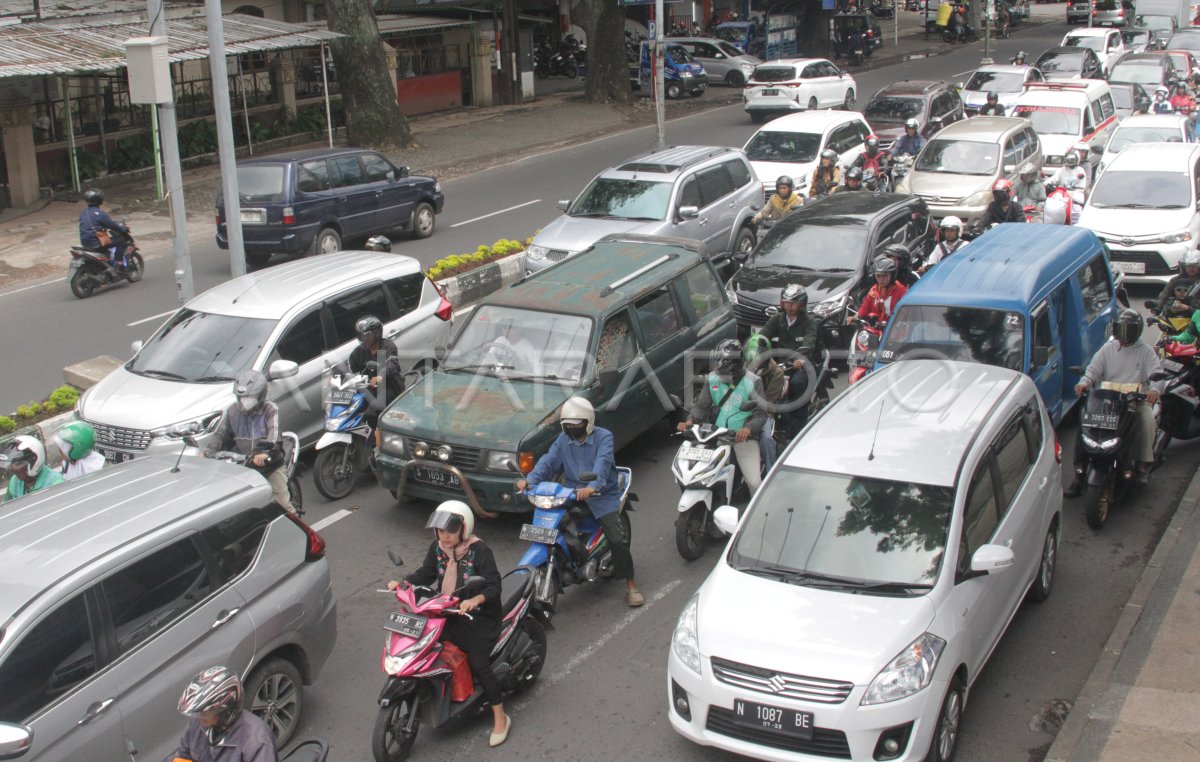 Proyeksi kepadatan arus mudik di Malang | ANTARA Foto Proyeksi kepadatan arus mudik di Malang | ANTARA Foto