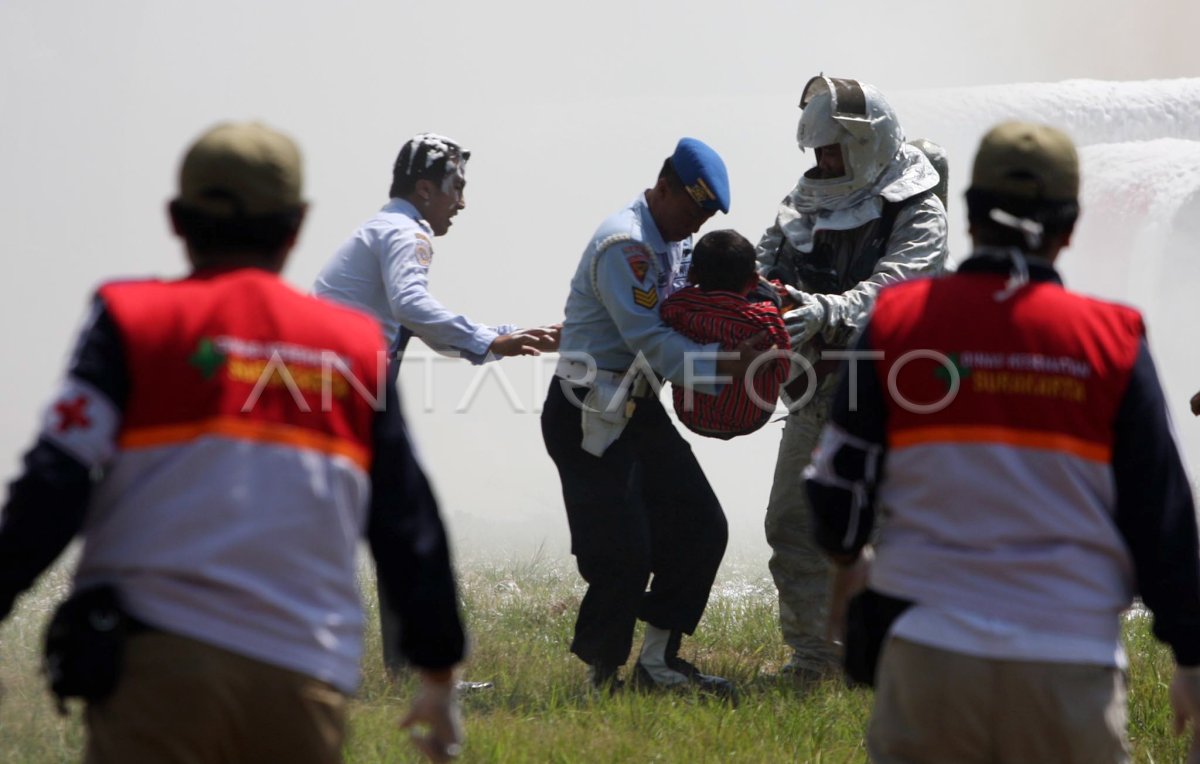 SIMULASI PENANGANAN KECELAKAAN. | ANTARA Foto