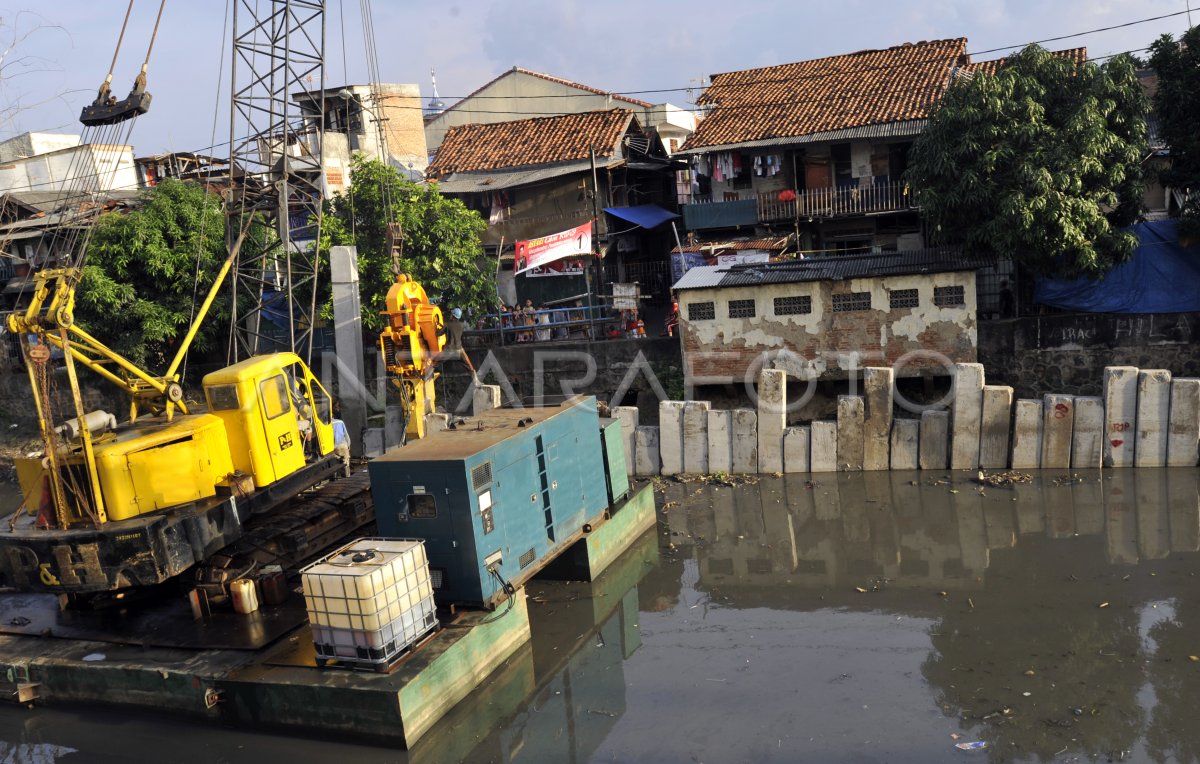 NORMALISASI SUNGAI CILIWUNG | ANTARA Foto