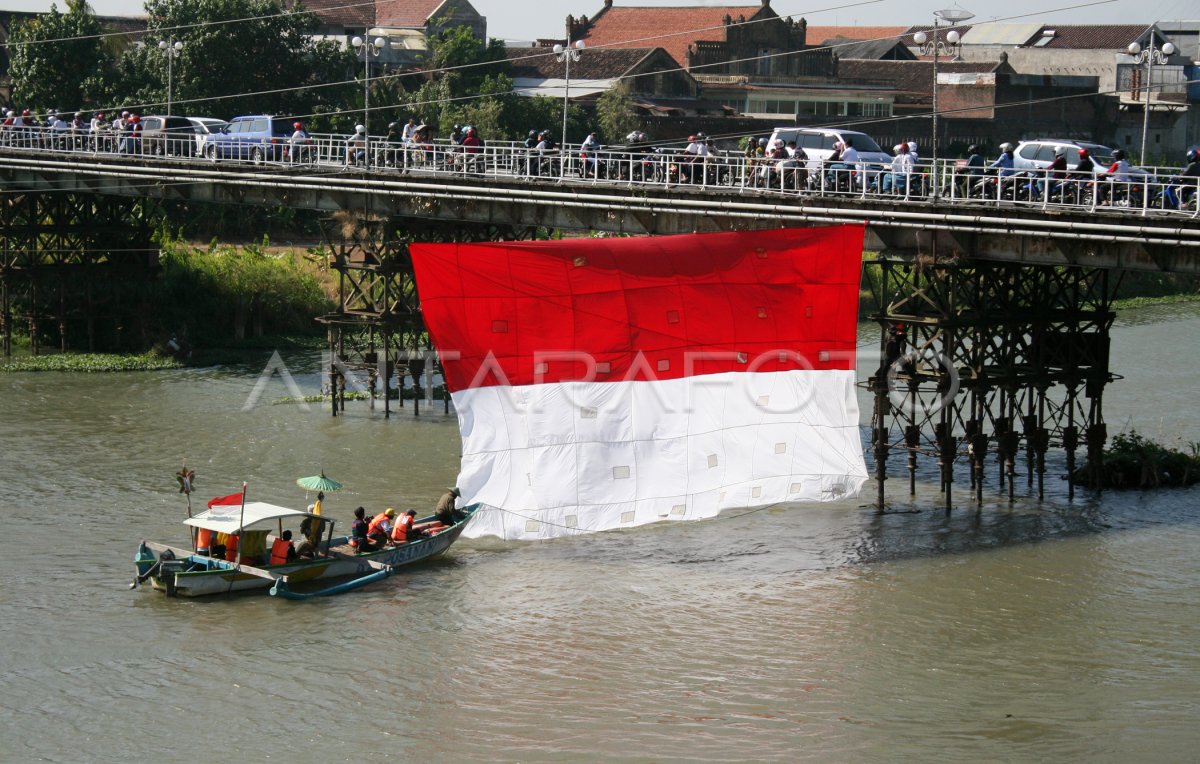 PENGIBARAN BENDERA MERAH PUTIH RAKSASA DI SUNGAI BRANTAS | ANTARA Foto PENGIBARAN BENDERA MERAH PUTIH RAKSASA DI SUNGAI BRANTAS | ANTARA Foto
