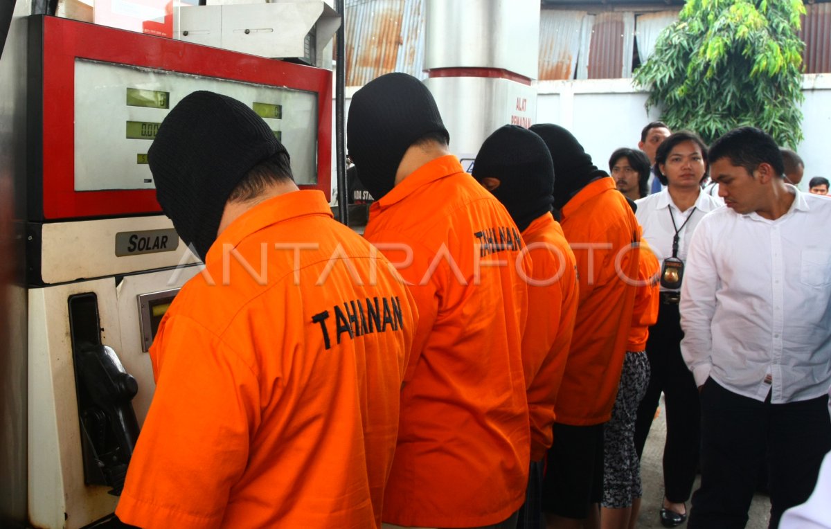 PENGUNGKAPAN SPBU CURANG | ANTARA Foto PENGUNGKAPAN SPBU CURANG | ANTARA Foto