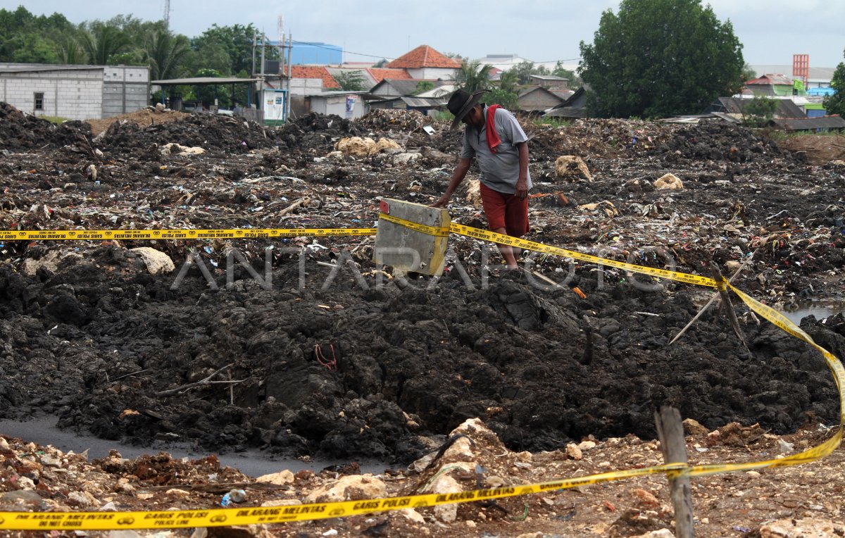 PEMBUANGAN PASIR DIDUGA LIMBAH B3 | ANTARA Foto PEMBUANGAN PASIR DIDUGA LIMBAH B3 | ANTARA Foto
