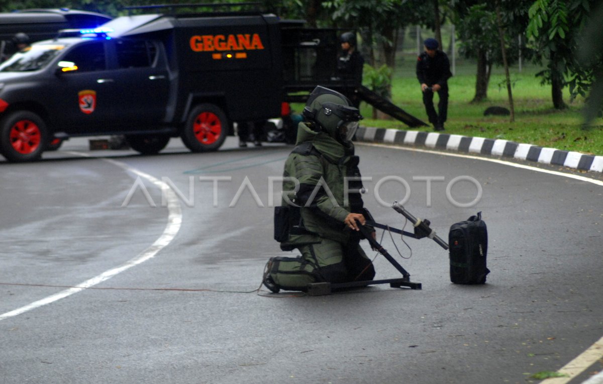 LATIHAN PENANGGULANGAN KEADAAN DARURAT BANDARA | ANTARA Foto