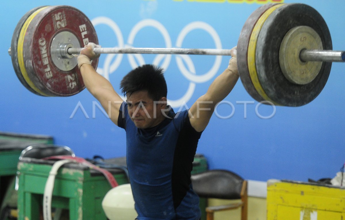 PELATNAS ANGKAT BESI | ANTARA Foto