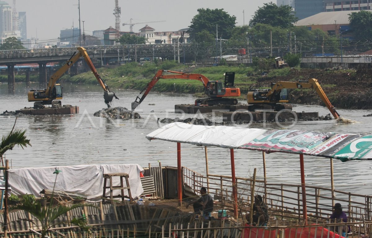 PENGERUKAN LUMPUR SUNGAI CILIWUNG | ANTARA Foto