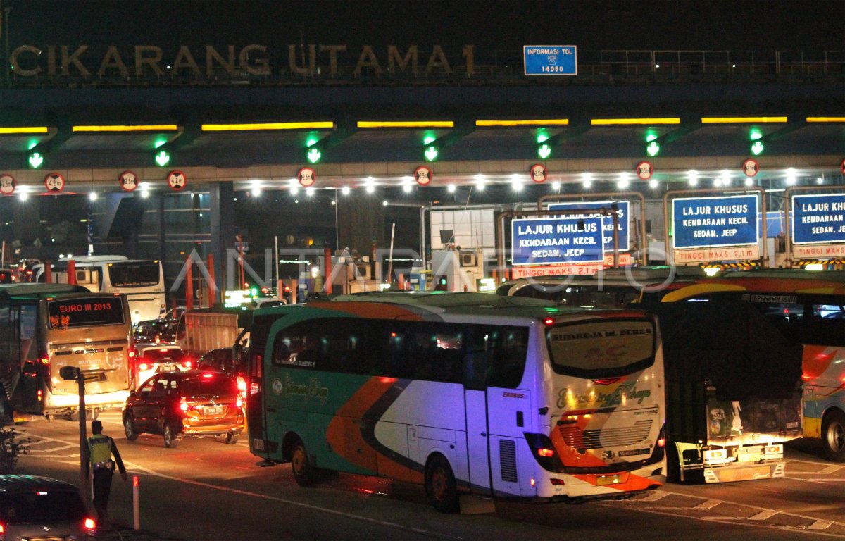 ARUS KENDARAAN DI GERBANG TOL CIKARANG UTAMA | ANTARA Foto