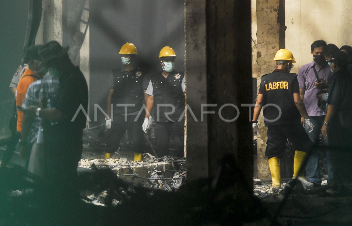 OLAH TKP PASAR KLEWER | ANTARA Foto OLAH TKP PASAR KLEWER | ANTARA Foto