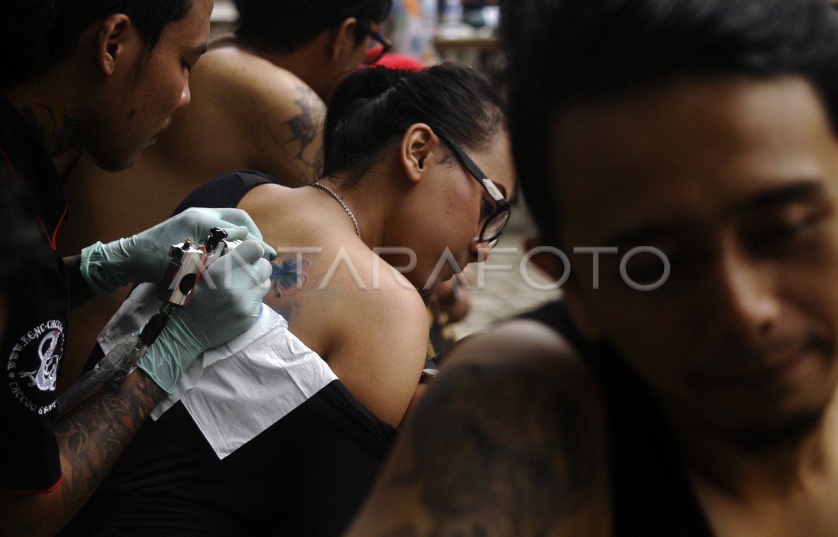 TATTOO GRATIS PERAYAAN VALENTINE | ANTARA Foto TATTOO GRATIS PERAYAAN VALENTINE | ANTARA Foto