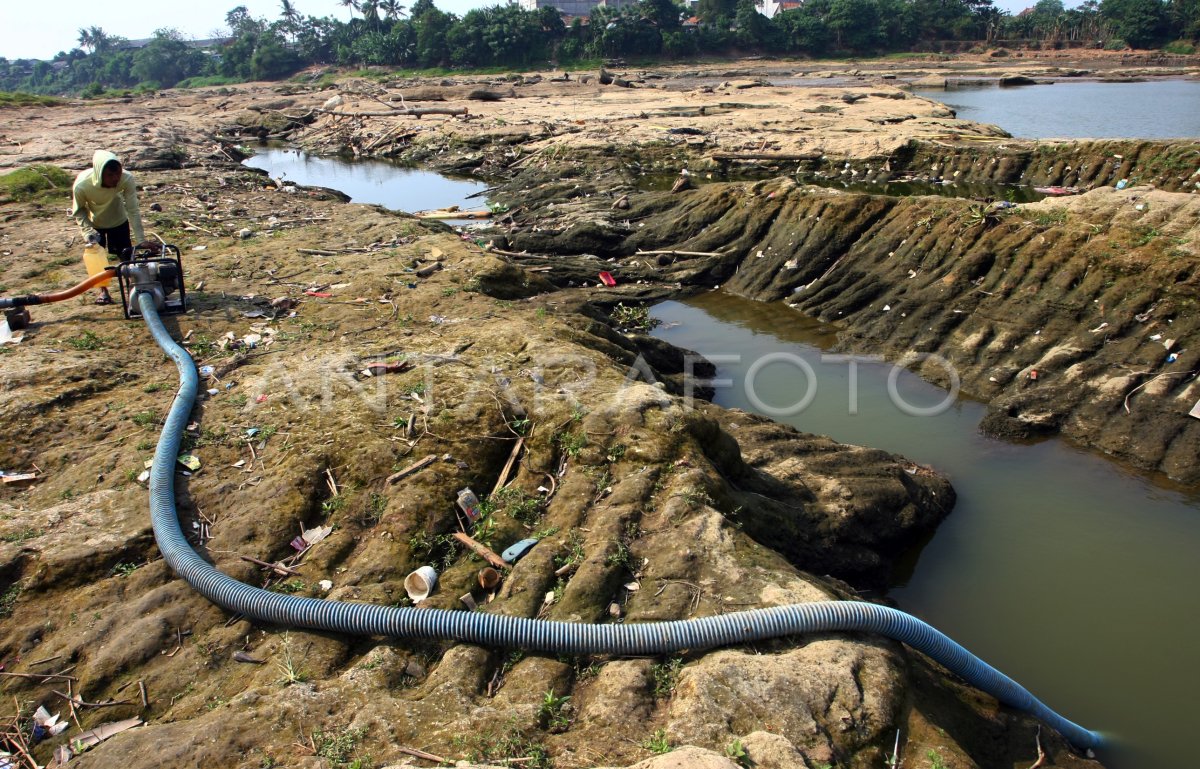 WARGA KESULITAN AIR BERSIH | ANTARA Foto