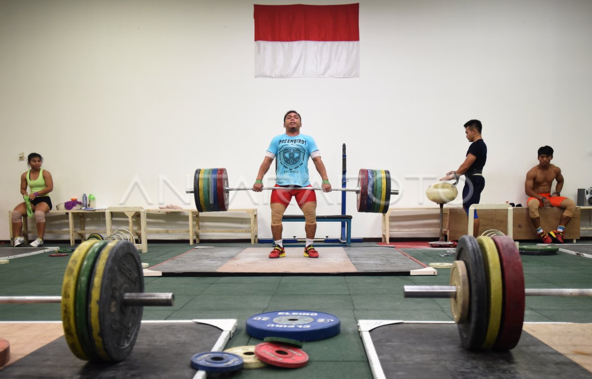PELATNAS ANGKAT BESI | ANTARA Foto