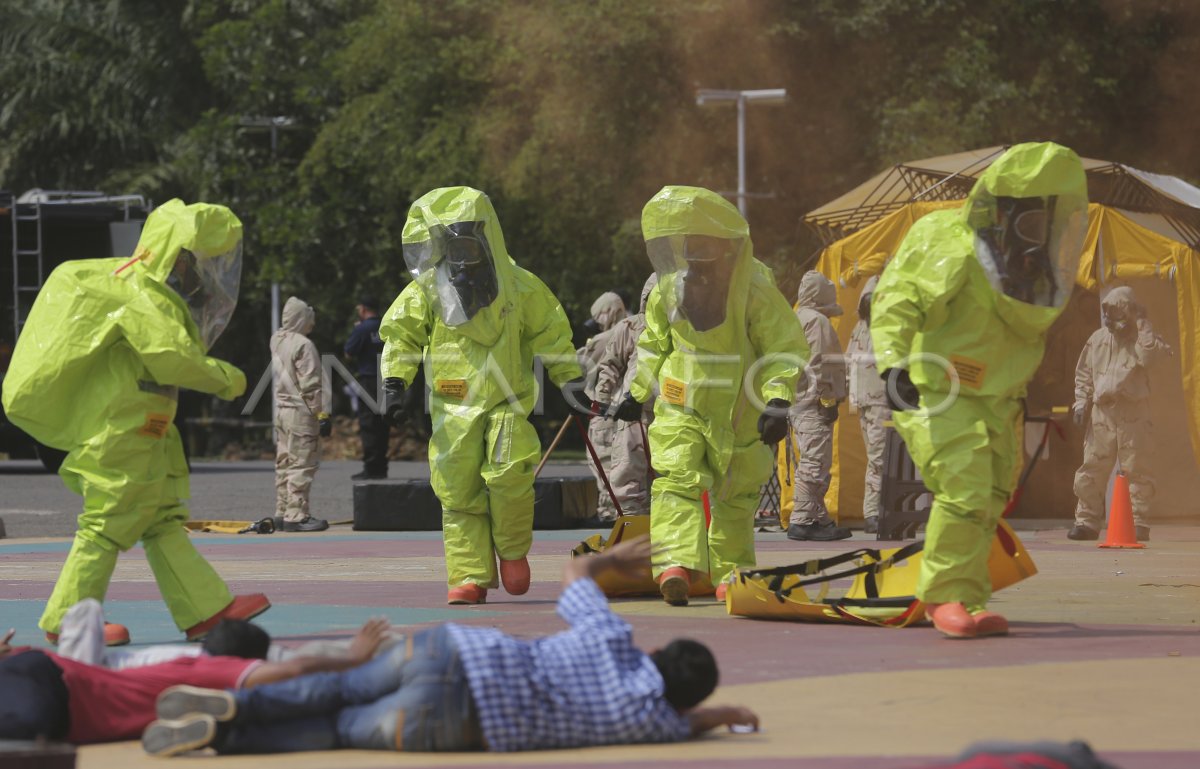 SIMULASI PENANGANAN TERORIS | ANTARA Foto