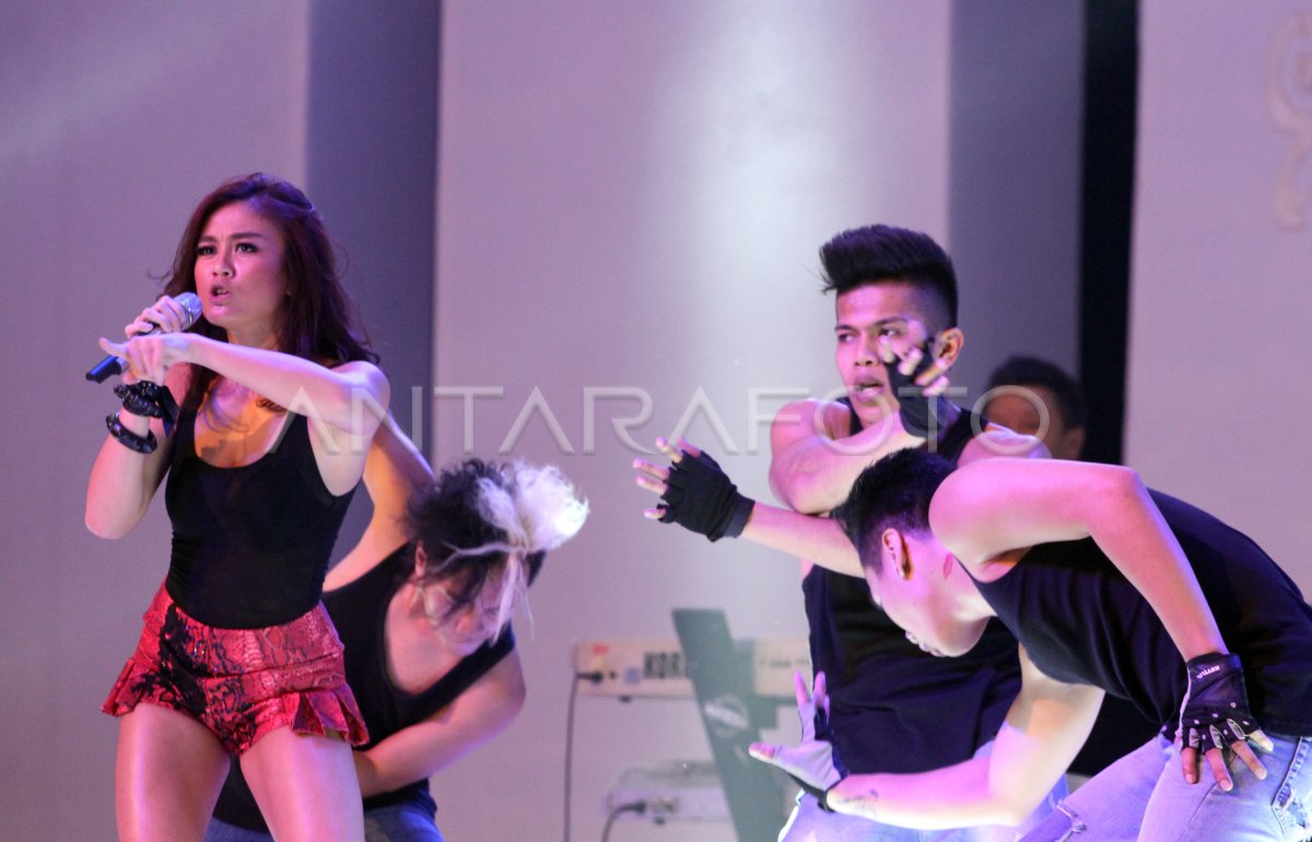 KONSER AGNES MONICA | ANTARA Foto
