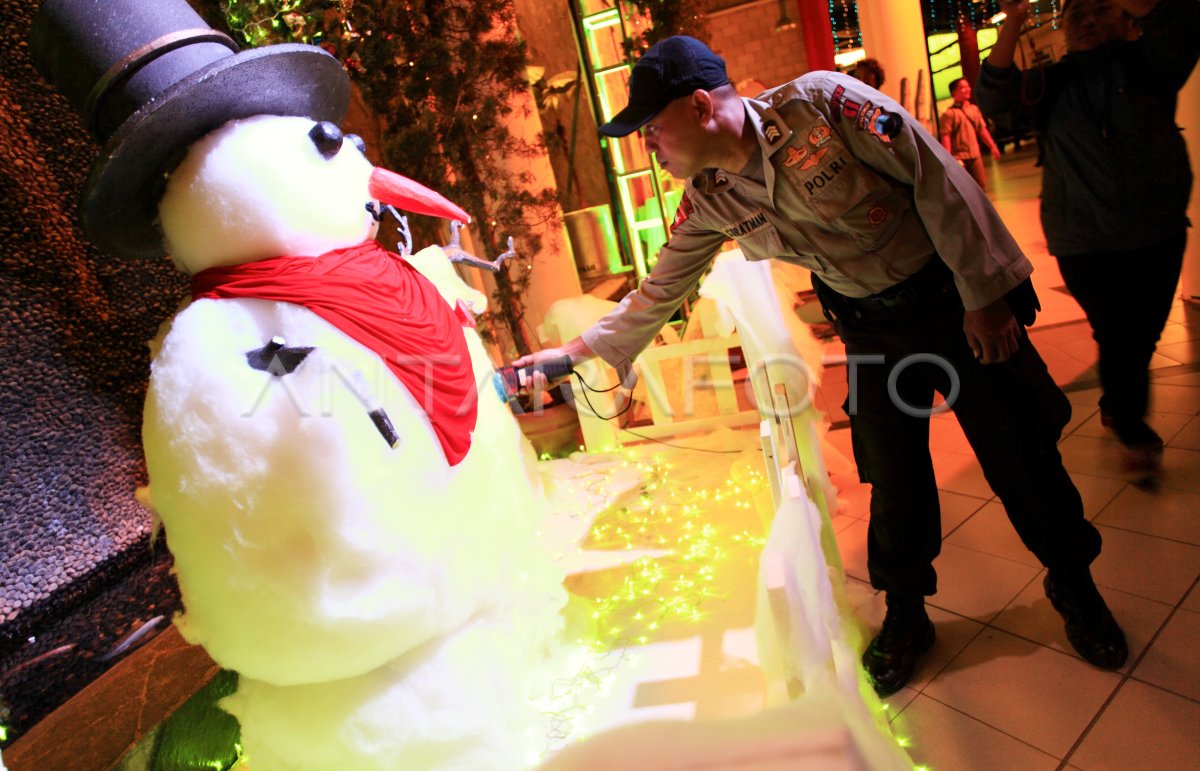 STERILISASI GEREJA JELANG MISA NATAL | ANTARA Foto