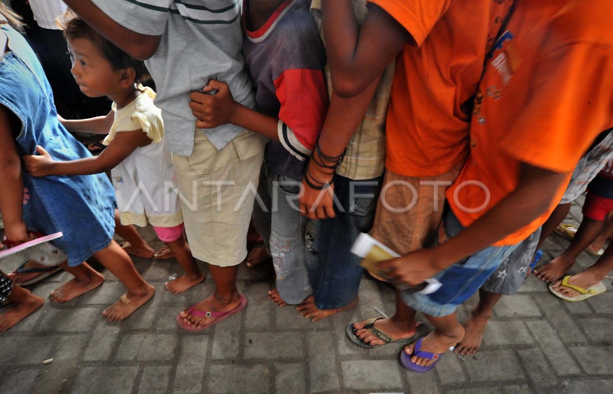 PERIKSA ANAK JALANAN | ANTARA Foto PERIKSA ANAK JALANAN | ANTARA Foto