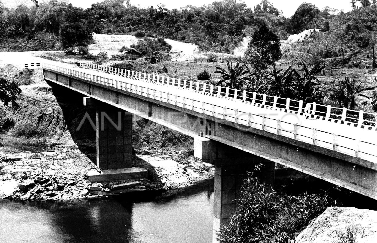 JEMBATAN ENTIKONG SELESAI DIBANGUN DIRJEN BINA MARGA | ANTARA Foto JEMBATAN ENTIKONG SELESAI DIBANGUN DIRJEN BINA MARGA | ANTARA Foto