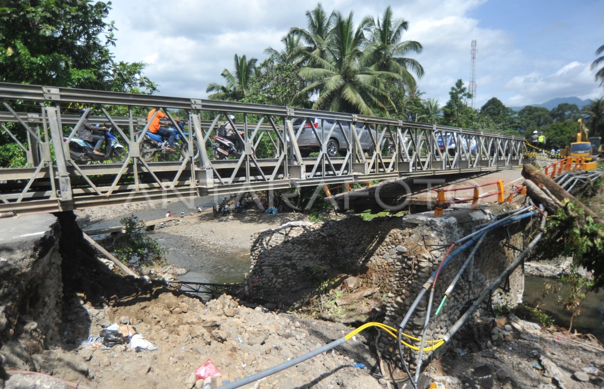 JEMBATAN PANEL SUDAH BISA DILEWATI | ANTARA Foto JEMBATAN PANEL SUDAH BISA DILEWATI | ANTARA Foto
