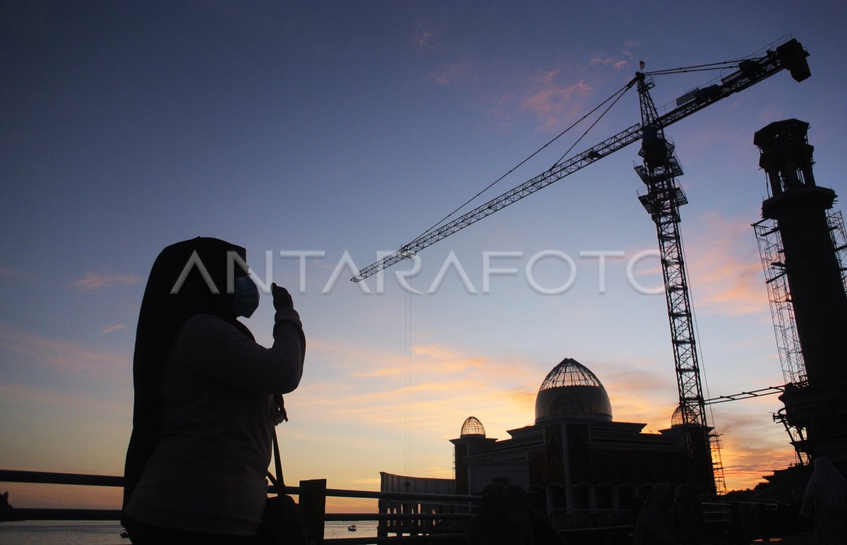PEMBANGUNAN MASJID TERAPUNG PAINAN | ANTARA Foto PEMBANGUNAN MASJID TERAPUNG PAINAN | ANTARA Foto