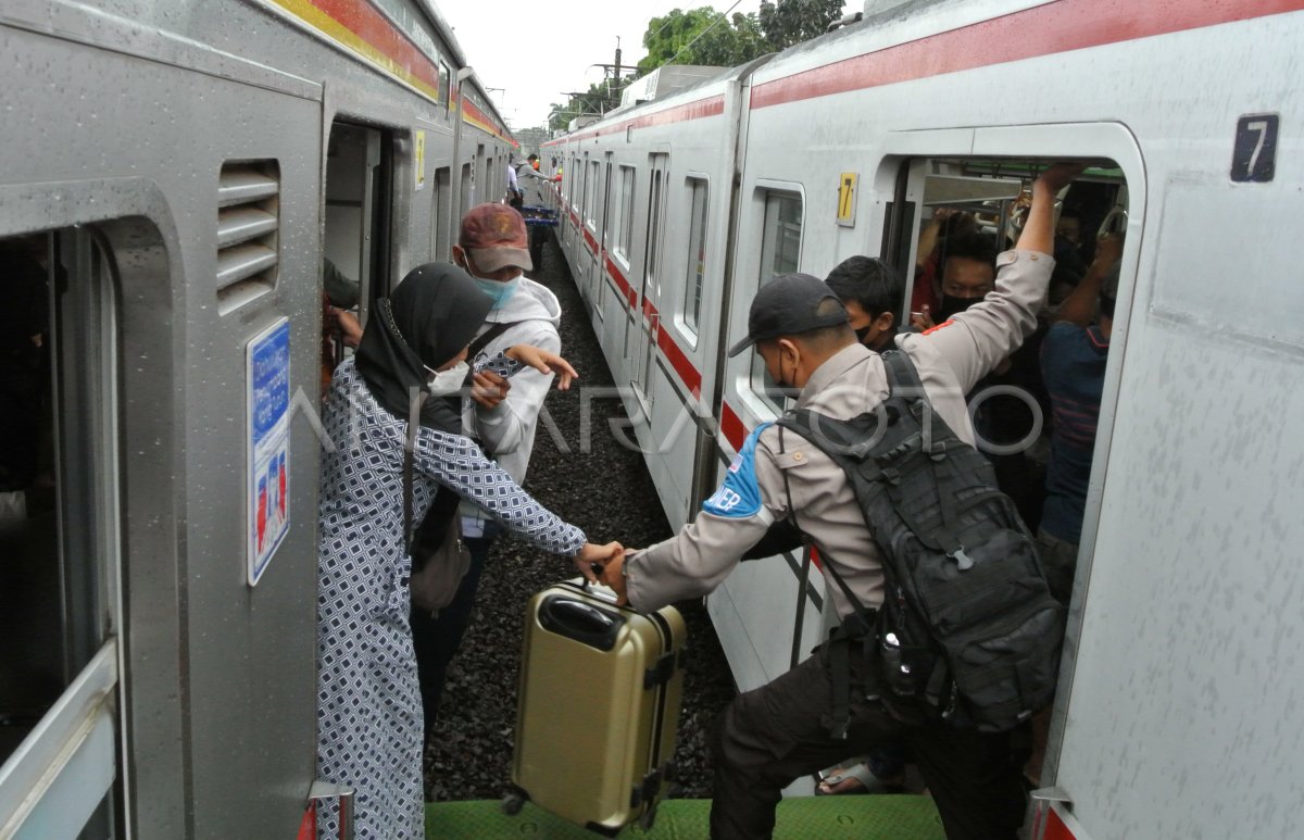 GANGGUAN LISTRIK KRL COMMUTERLINE | ANTARA Foto GANGGUAN LISTRIK KRL COMMUTERLINE | ANTARA Foto