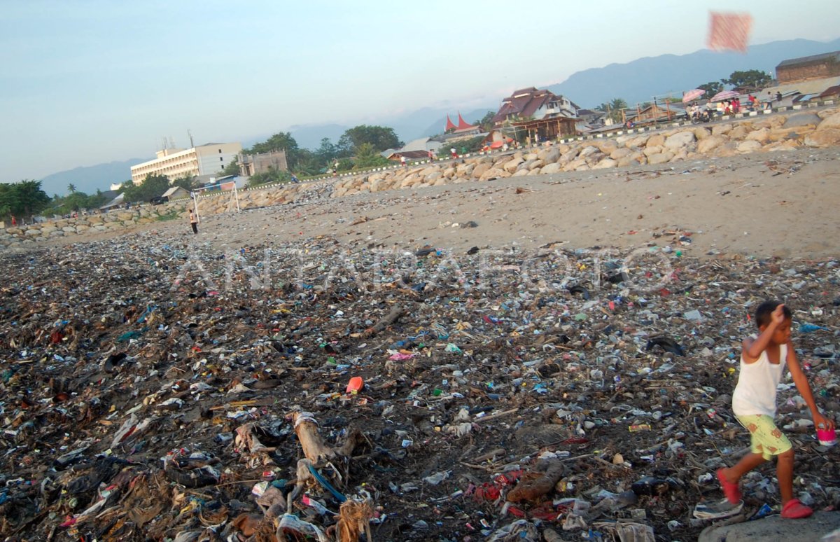 SAMPAH PENUHI PANTAI | ANTARA Foto