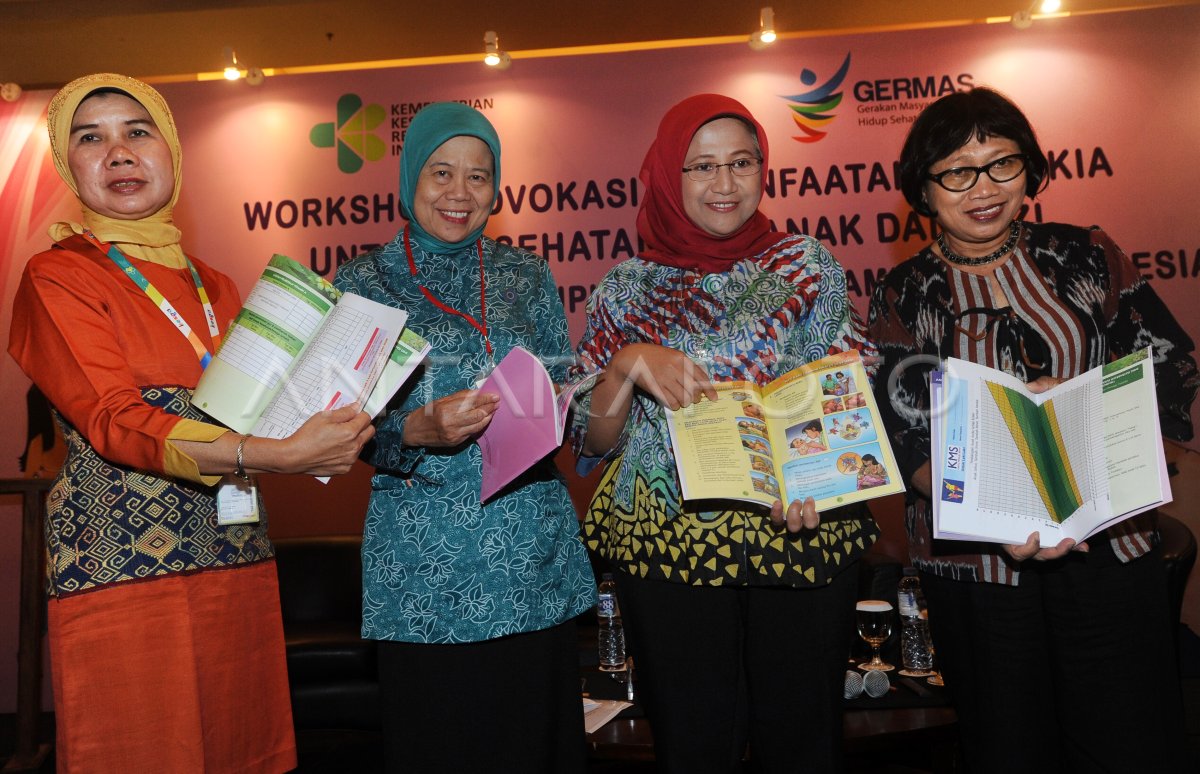BUKU KESEHATAN IBU DAN ANAK | ANTARA Foto BUKU KESEHATAN IBU DAN ANAK | ANTARA Foto