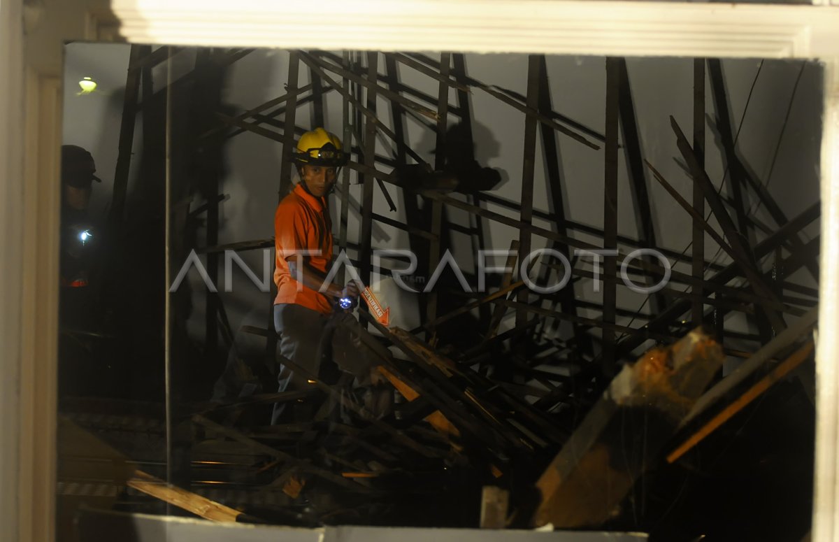 ATAP GEDUNG PWI JABAR RUBUH | ANTARA Foto ATAP GEDUNG PWI JABAR RUBUH | ANTARA Foto