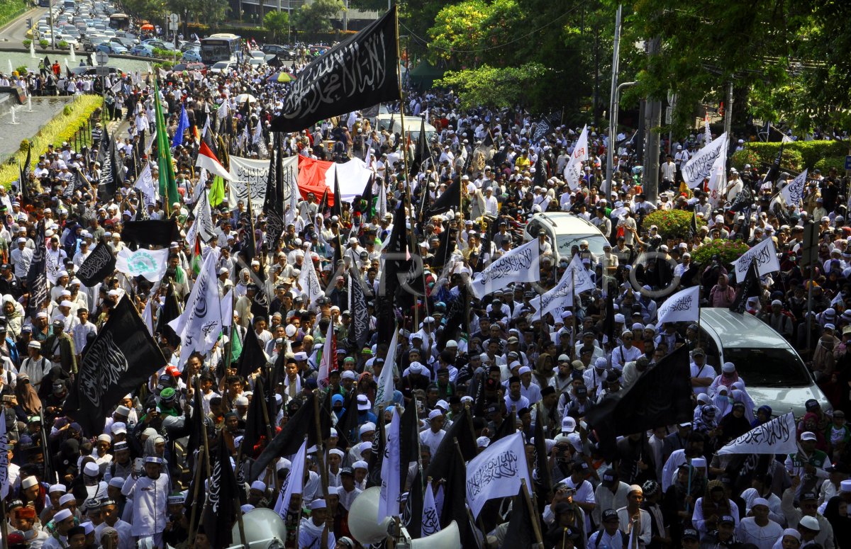 PROTES PEMBAKARAN BENDERA BERKALIMAT TAUHID | ANTARA Foto PROTES PEMBAKARAN BENDERA BERKALIMAT TAUHID | ANTARA Foto