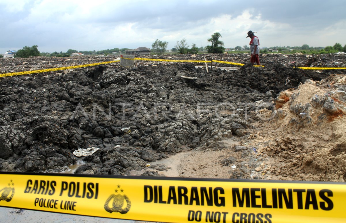 PEMBUANGAN PASIR DIDUGA LIMBAH B3 | ANTARA Foto PEMBUANGAN PASIR DIDUGA LIMBAH B3 | ANTARA Foto